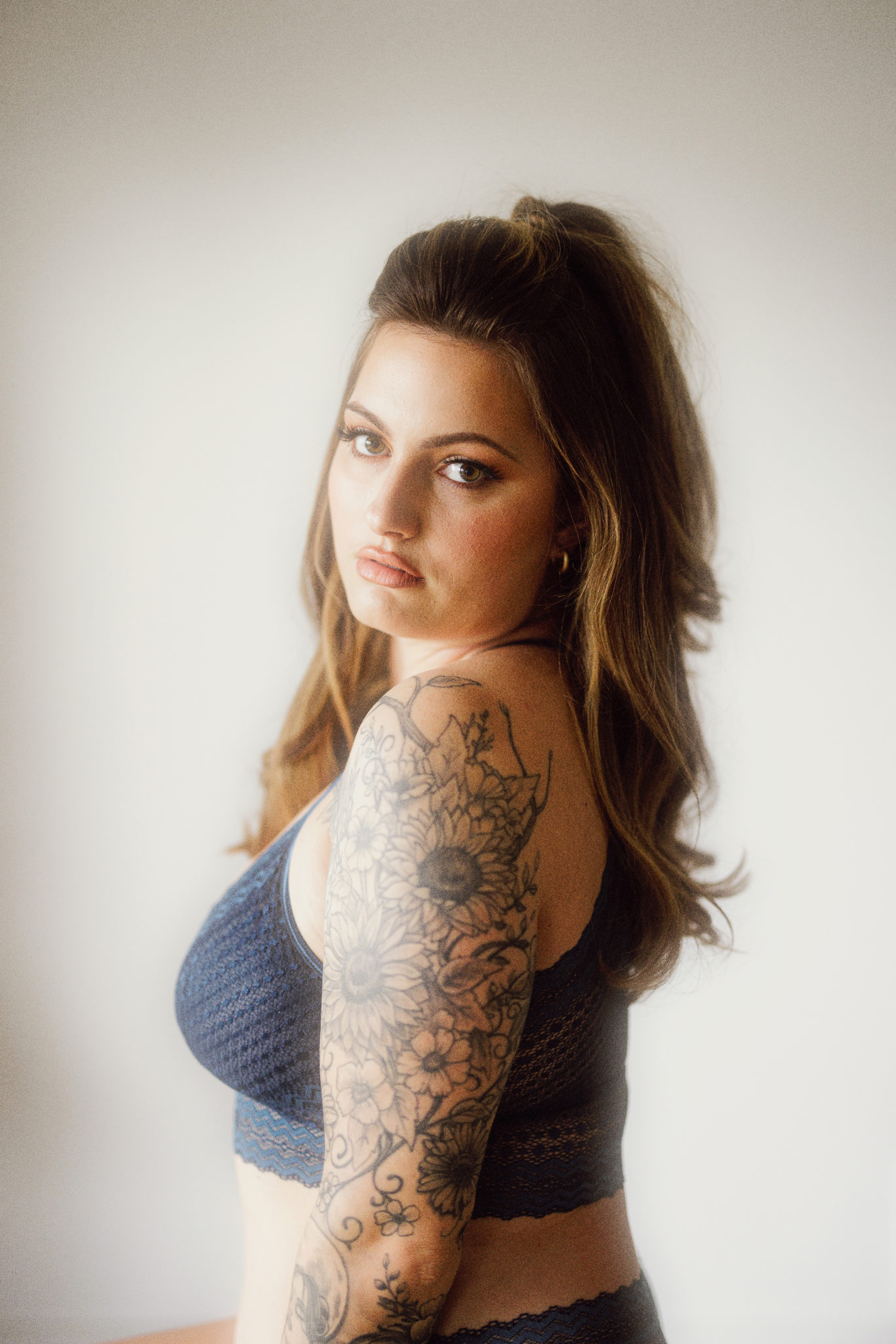 S | 1960s Style Winter Boudoir Session in Niagara | Afterglow